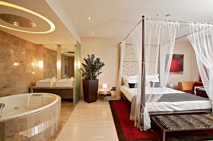12 Bedrooms Ideas With Bathtubs or Showers | Maison Valentina Blog ...